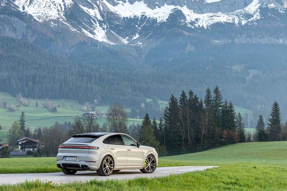 Porsche Cayenne Performance Review · ExpertsOnAutos